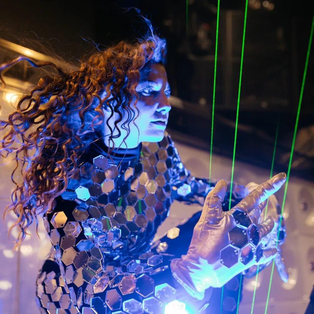 Laser Woman "Alien" "Mirror" - Nexus Música Laser Woman